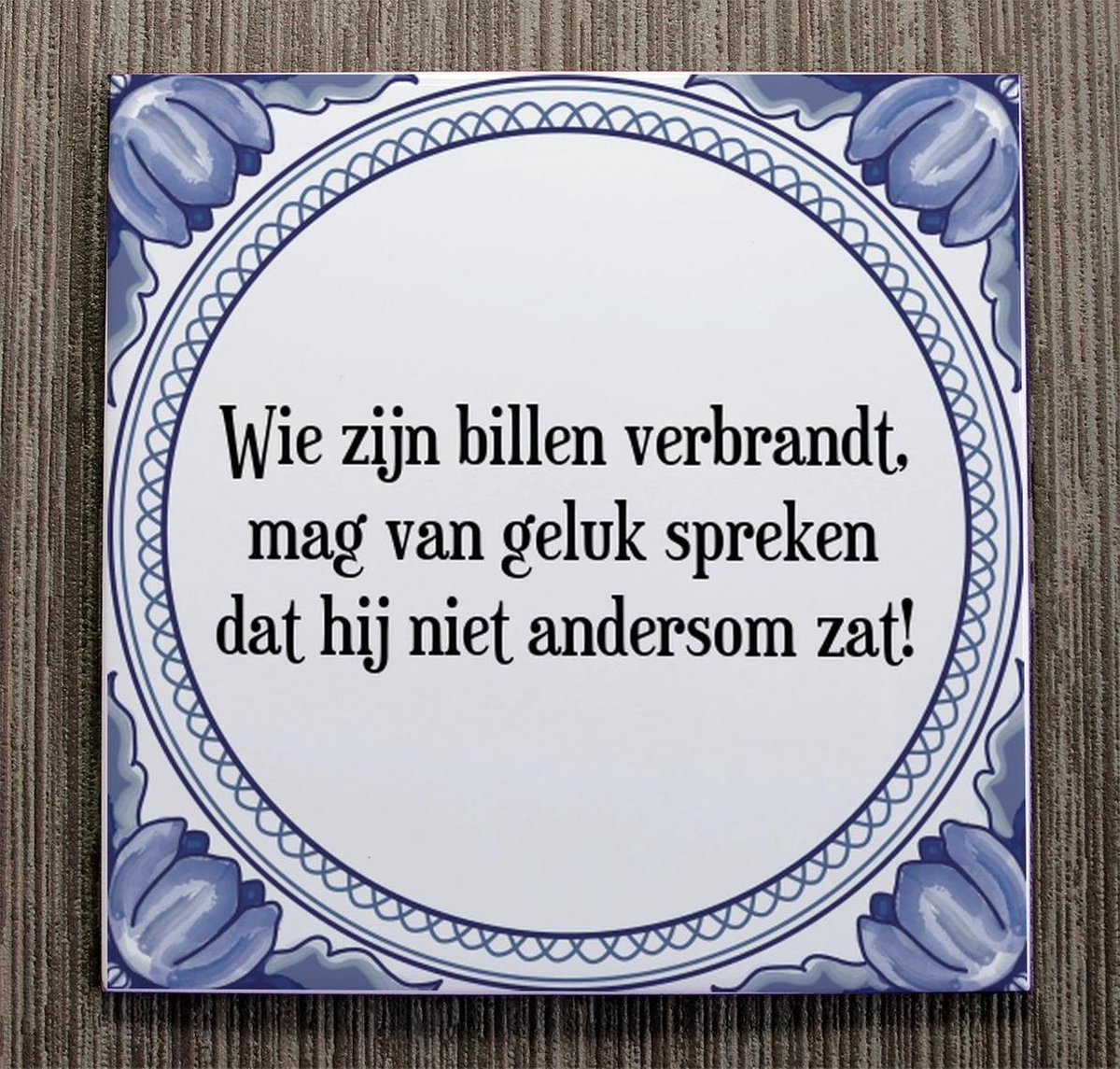 Tegeltje met Spreuk (Tegeltjeswijsheid): Wie zijn billen verbrandt, mag van geluk... | bol