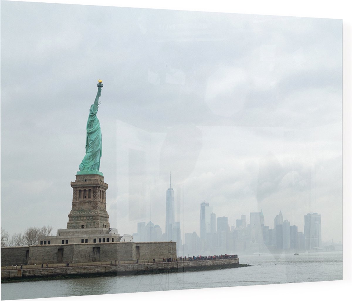 La Statue de la Liberté et le skyline de New York dans le brouillard ...