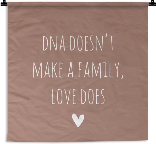 Wandkleed - Wanddoek - Engelse quote "DNA doesn't make a family, love ...