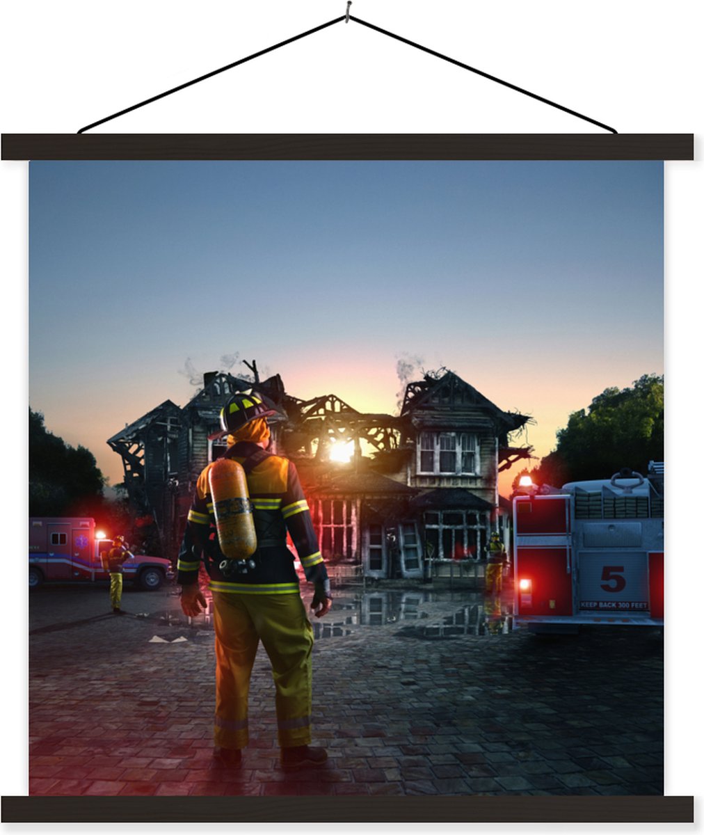 Pompier devant une maison brûlée affiche école lattes plates noir 60x60 ...