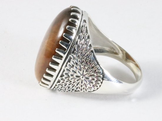 Zware bewerkte zilveren ring met tijgeroog - maat 19 | bol