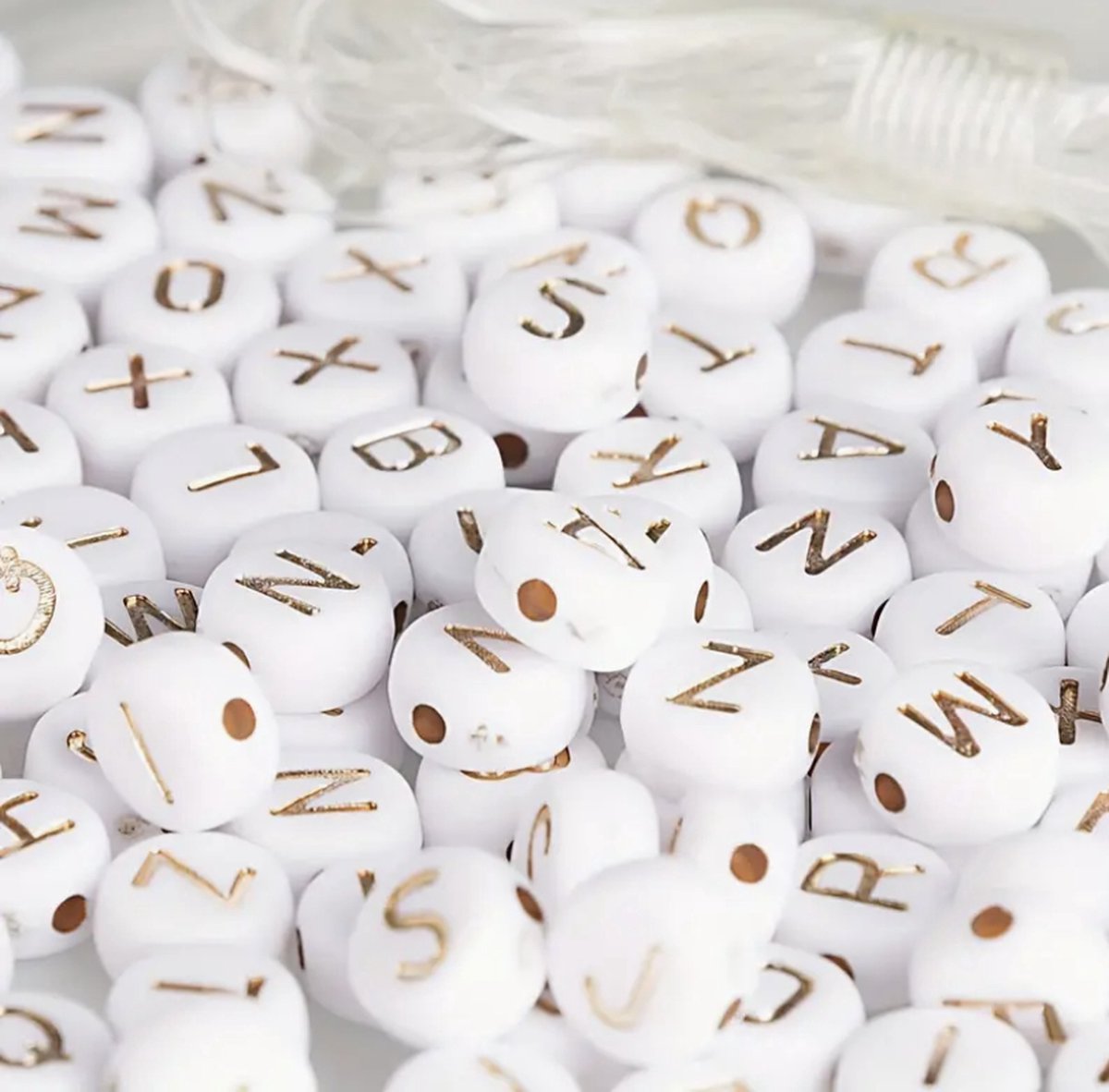 Letter kralen | Alfabetkralen | wit met gouden letters | 75gr | bol.