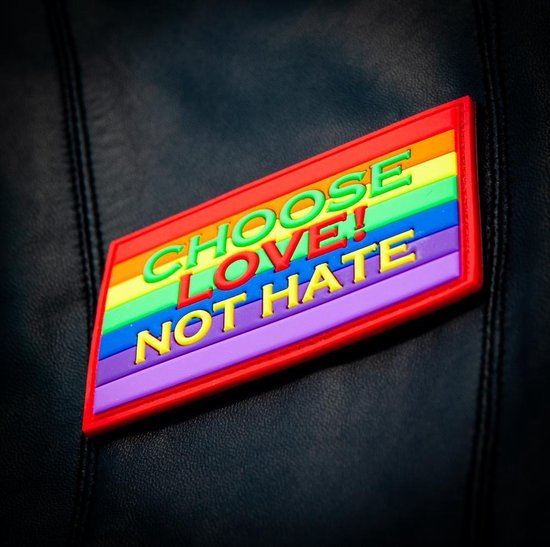 3D PVC patch ‘Choose love not hate!’ | bol