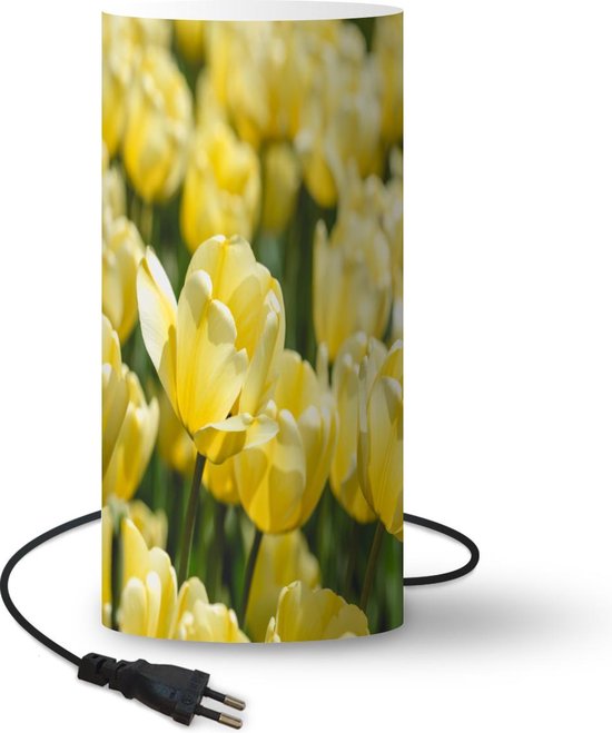Lamp - Nachtlampje - Tafellamp slaapkamer - Veld met gele tulpen in de ...