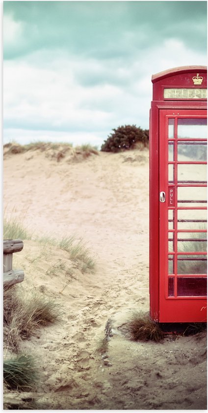 WallClassics - Poster (Mat) - Rode Telefooncel in Duinen - 50x100 cm ...