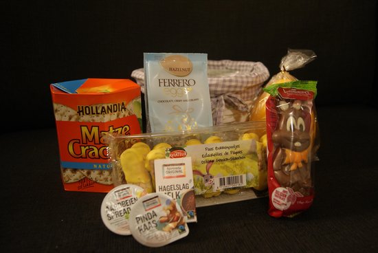 Paasmandje - 11 Artikelen in Plantenmandje- Chocoladecadeau - Cadeau in ...