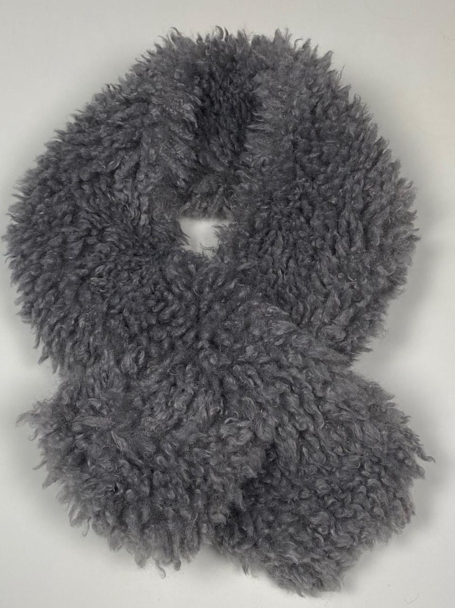 Fluffy sjaal met een opening aan één kant om de sjaal eenvoudig om de ...