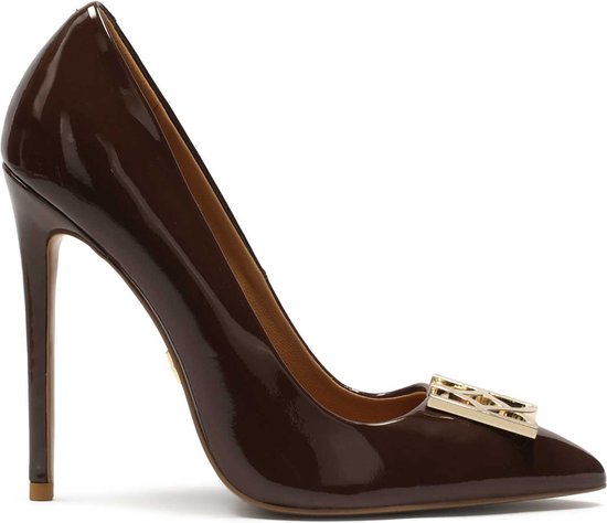 Patent leather dark brown pumps with a metal monogram | bol