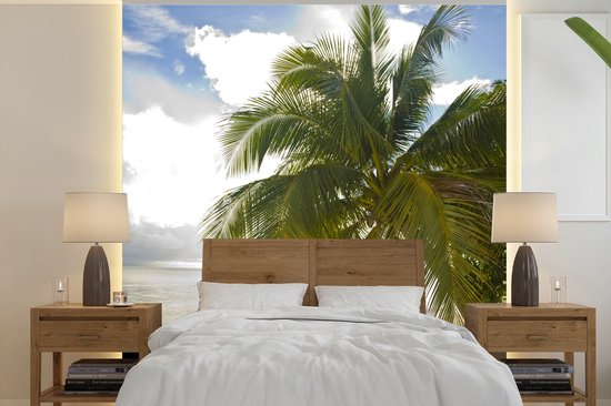 Behang - Fotobehang Palmen aan kust - Breedte 280 cm x hoogte 280 cm | bol