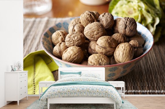 Behang - Fotobehang Decoratieve kom met walnoten op een rustieke tafel - Breedte 420... | bol