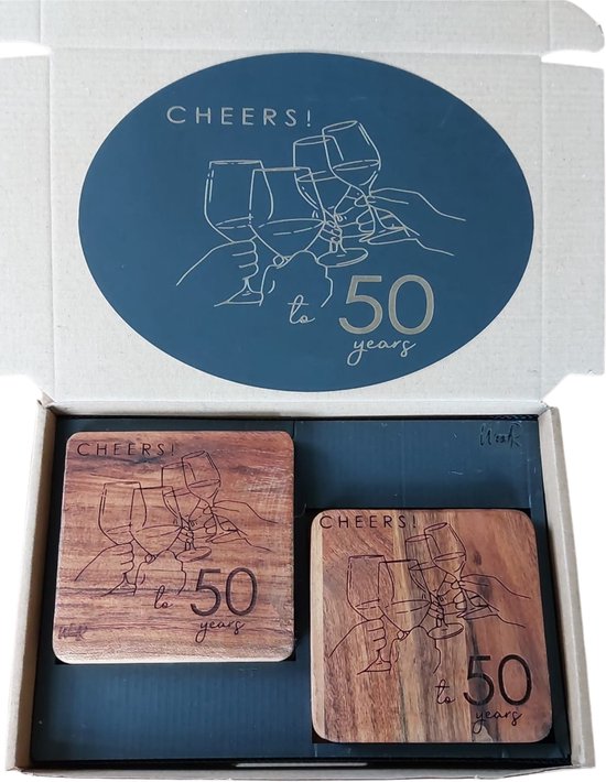 Cadeau 50 jaar abraham of Sarah set van 4 Acacia houten onderzetters Cheers feest... | bol.com