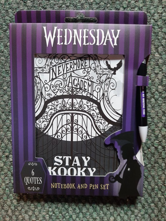 Wednesday Notebook met pen | bol
