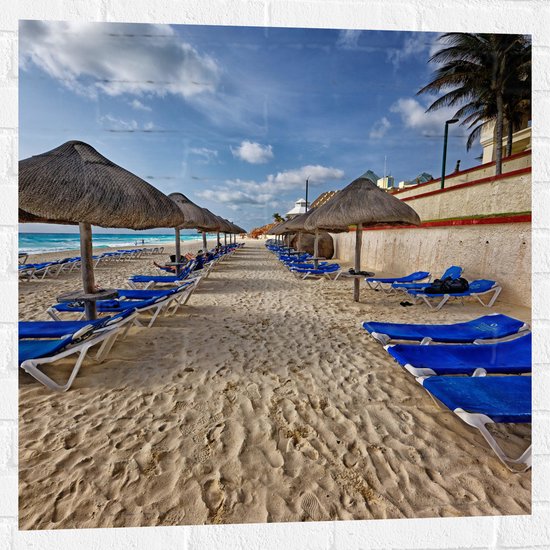 WallClassics - Muursticker - Blauwe Ligbedden op Strand met Rieten ...