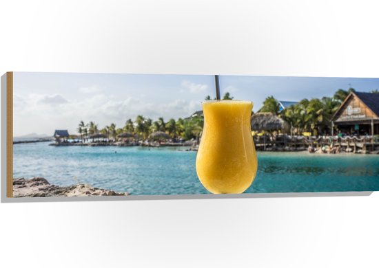WallClassics - Hout - Gele Cocktail op Rots aan het Water van ...