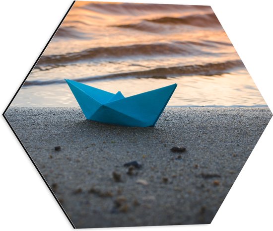 Dibond Hexagon - Blauwe Papieren Origami Bootje Aangespoeld op het ...