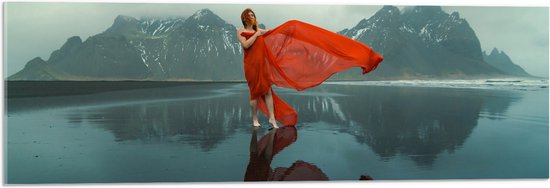 Acrylglas - Vrouw in Sierlijk Rode Jurk Dansend op het IJs in ...