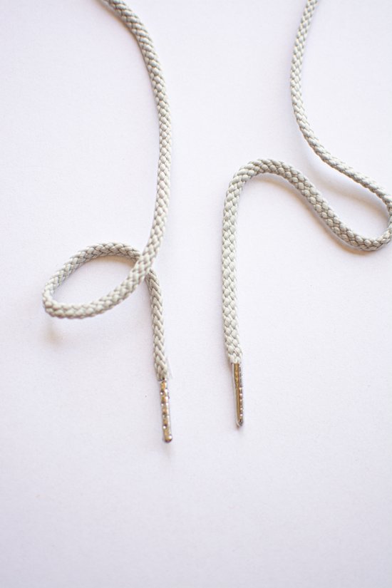 Schoenveters rond - koord licht grijs - 100cm met zilveren nestels | bol