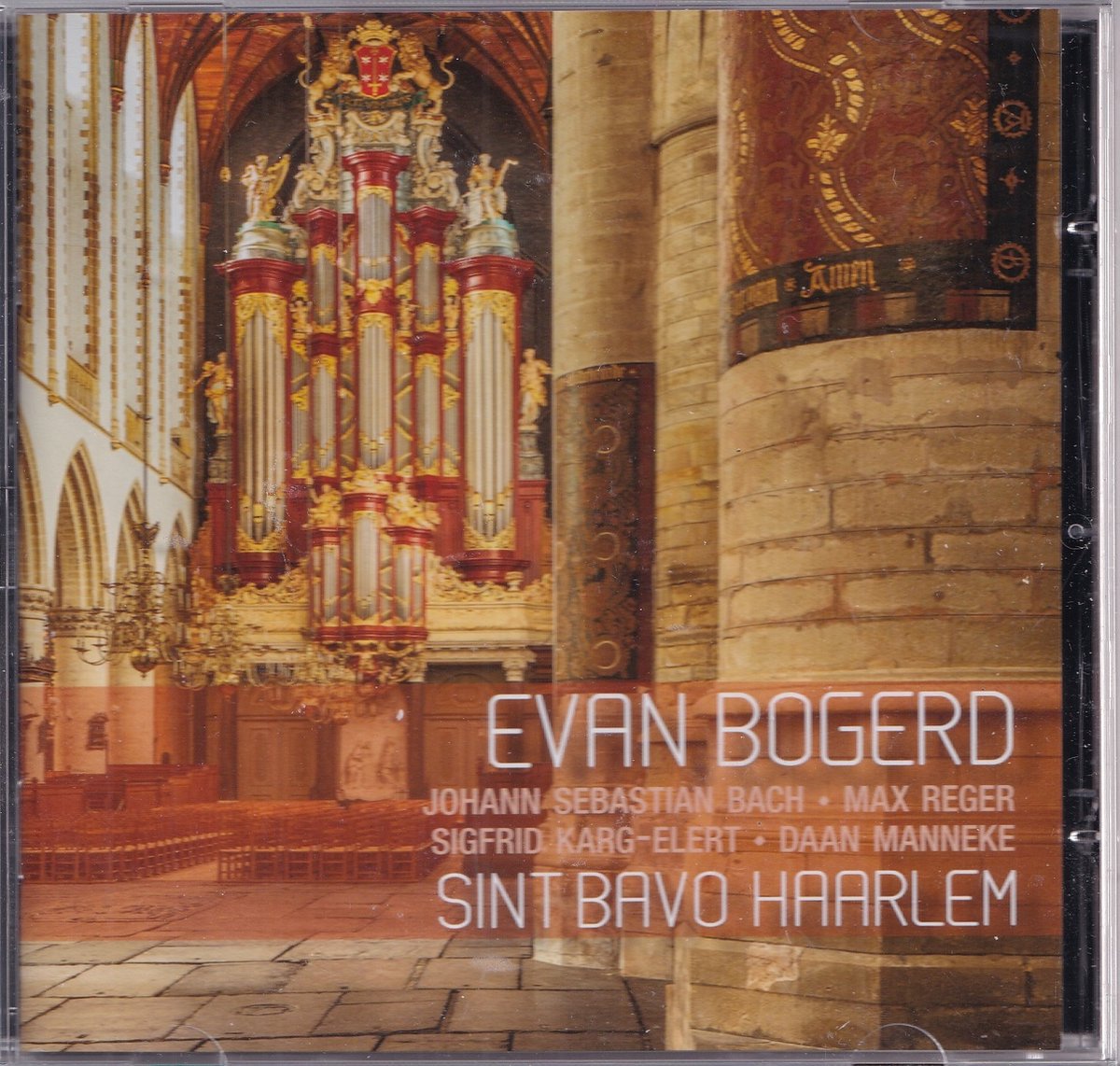 Evan Bogerd speelt klassieke orgelwerken op het orgel van de Sint Bavo ...