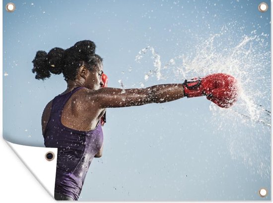 Tuinschilderij Een donkergetinte vrouw deelt een klap uit als bokser - 80x60 cm -... | bol