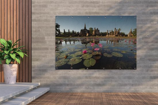 Muurdecoratie Foto van mooie waterlelies in het water met op de achtergrond de tempels... | bol.com