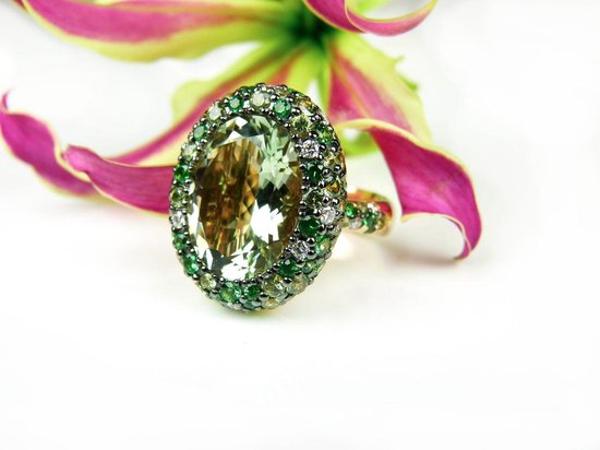 Ring in geel goud gezet met groene kwarts, groene saffier en diamant | bol