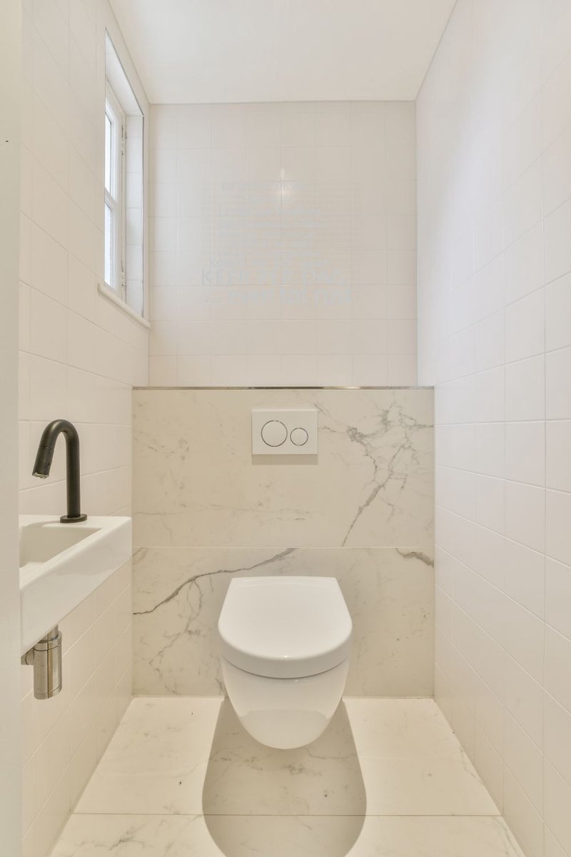 Stickerheld - Muursticker Bij ons op de wc.. wassen we onze handen ...