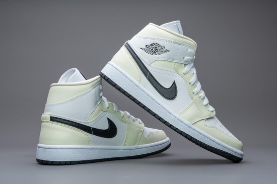 Air Jordan 1 Mid Coconut Milk (W) - BQ6472-121 - Maat 40.5 - Kleur als ...