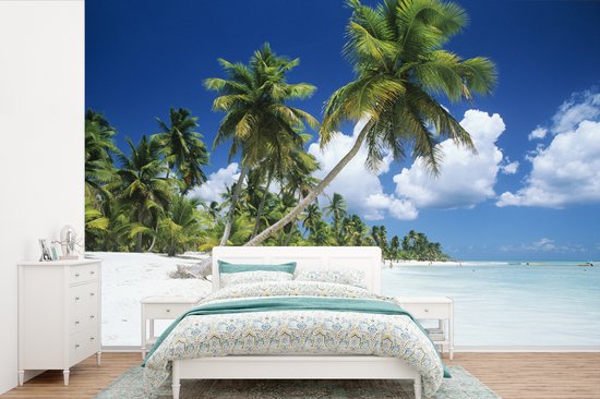 Behang - Fotobehang De zon schijnt fel op het strand bij de ...