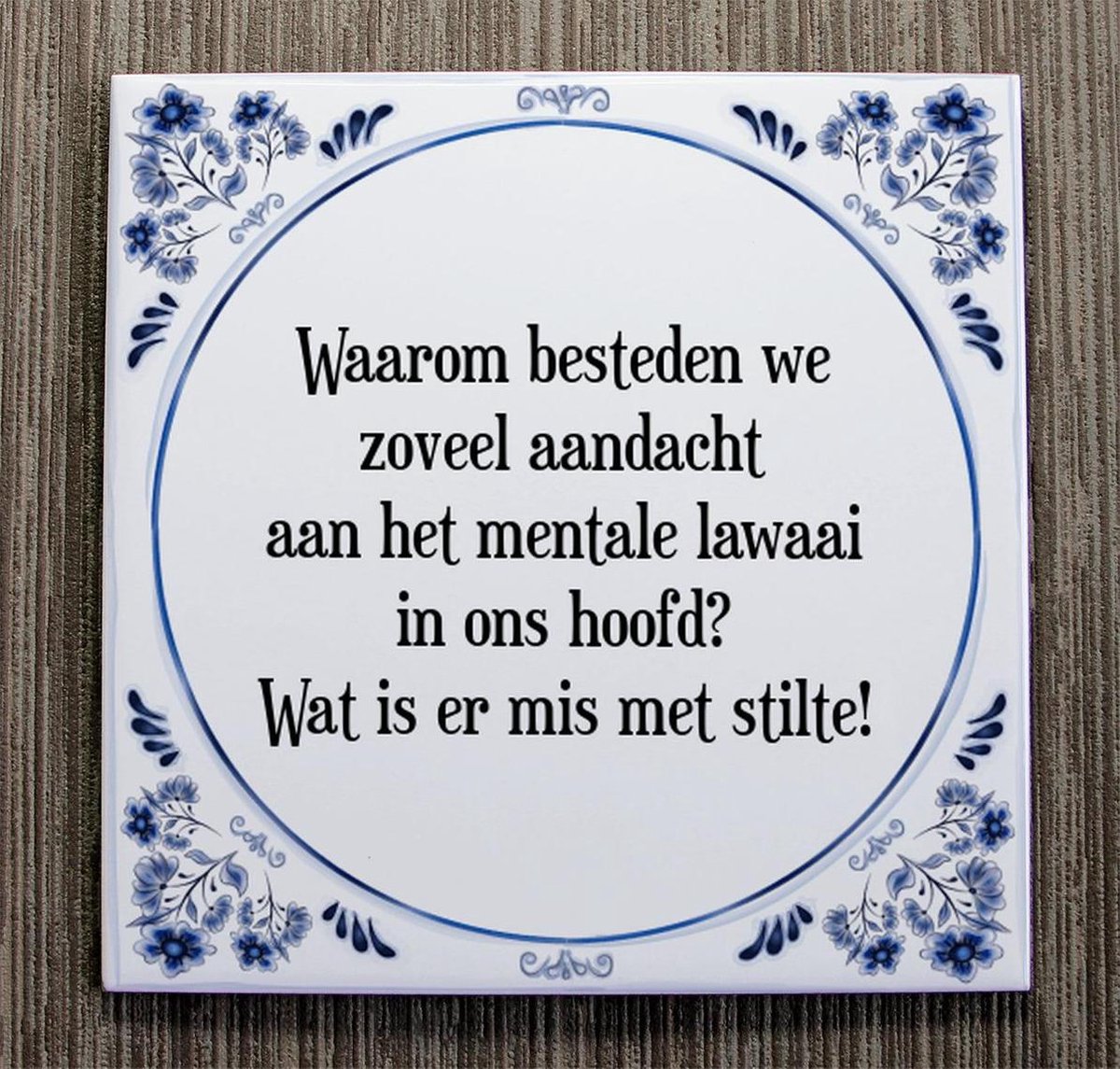Tegeltje met Spreuk (Tegeltjeswijsheid): Waarom besteden we zoveel aandacht aan het... | bol