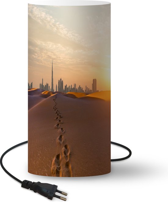 Lamp Burj Khalifa - Voetstappen in woestijn met op achtergrond Burj ...