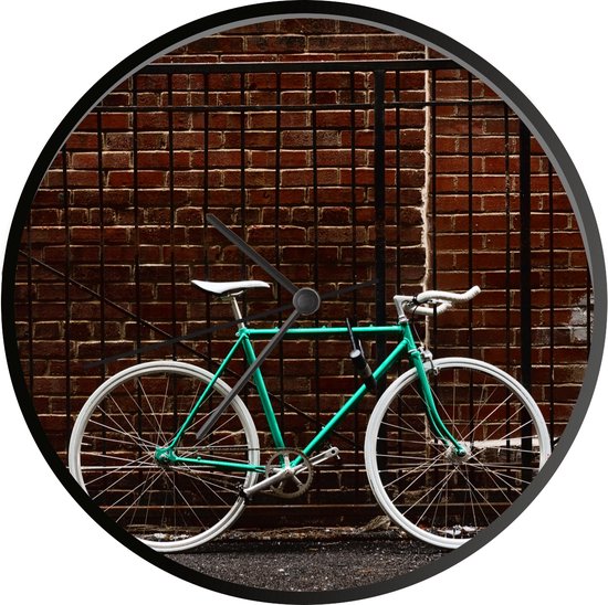 Klok - Ø 30 cm - Groene fiets bij het hek - Zwart - Wandklok | bol.com