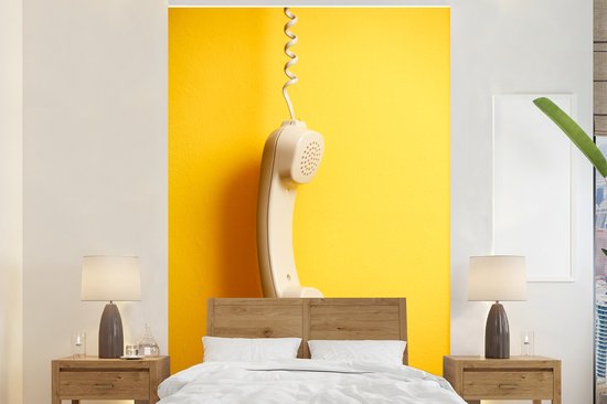Behang - Fotobehang De hoorn van een retro telefoon gele achtergrond ...