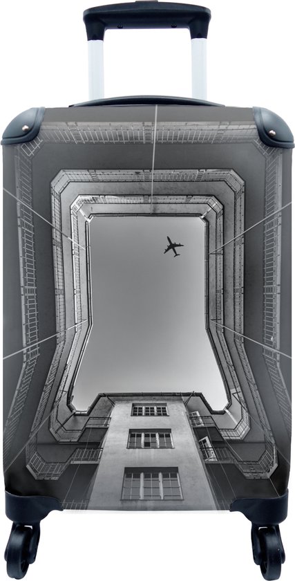 Valise - Avion survole une cour rectangulaire à Budapest en Hongrie ...