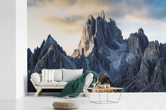 Behang - Fotobehang Een persoon geniet van het uitzicht op de ...