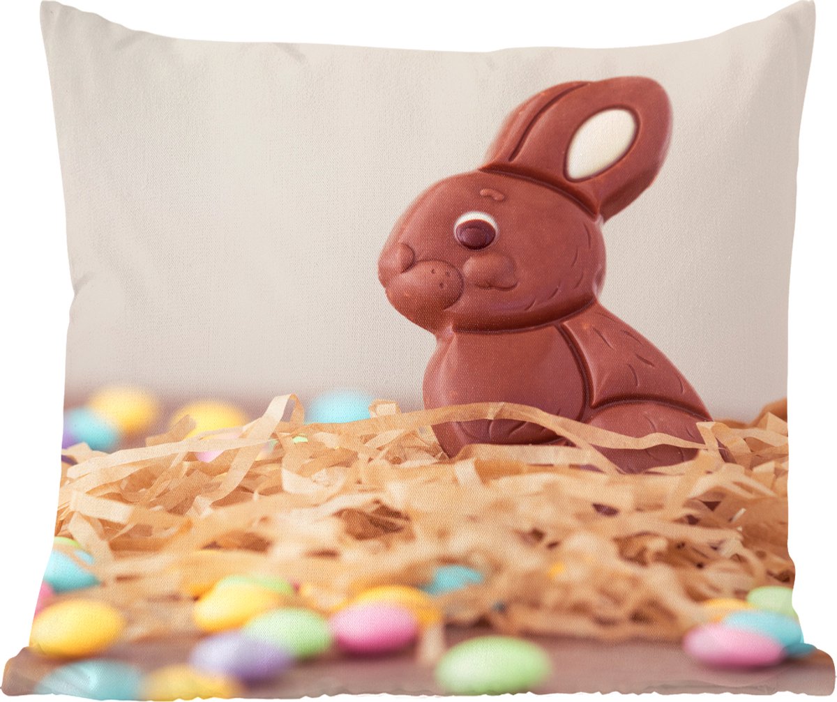 Sierkussen - Een Konijn Van Chocolade Met Eitjes Tijdens Pasen | bol.com