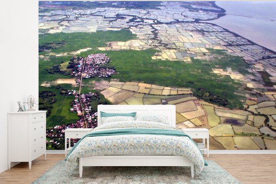 Behang - Fotobehang Luchtfoto van de rijstvelden aan het strand rond ...