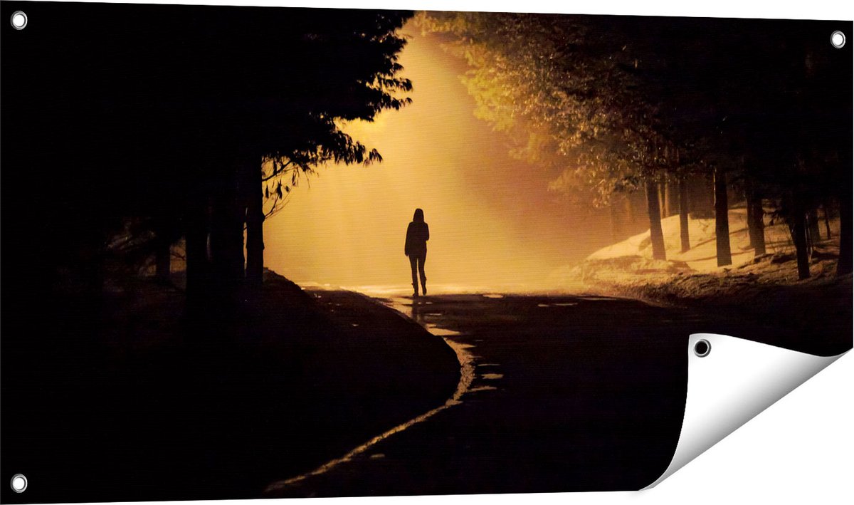 Gards Tuinposter Persoon op een Donkere Weg in het Bos - 100x50 cm ...