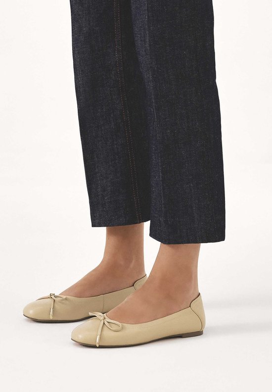 Beige ballerinas with a striking heel | bol