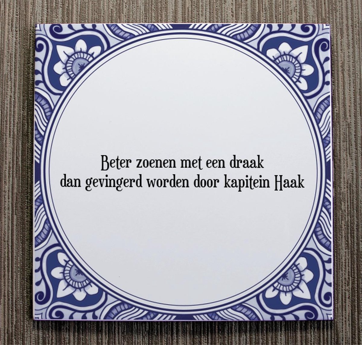 Tegeltje met Spreuk (Tegeltjeswijsheid): Beter zoenen met een draak dan gevingerd... | bol.com