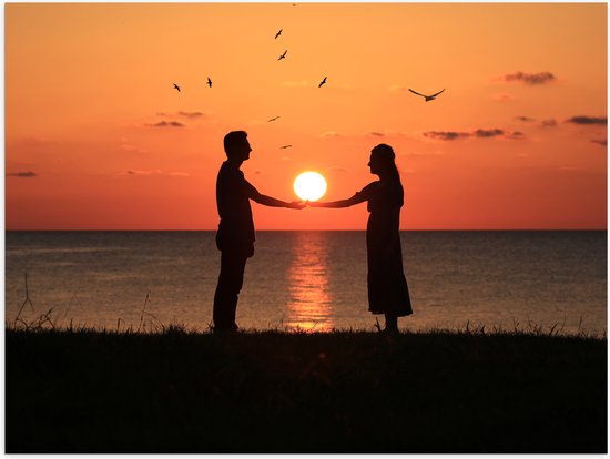 Poster (Mat) - Zon liggend op Silhouet van Koppel Hand in Hand - 80x60 ...