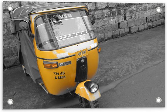 Tuinposter – (Deels) Gele Tuktuk Geparkeerd op Stoep (Zwart- wit) - 60x40 cm Foto op... | bol.com