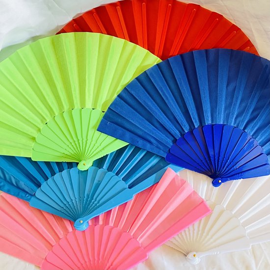 12 stuks Spaanse waaiers multicolor . Dit is een flamenco waaier ...