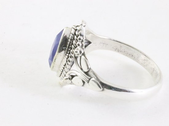 Fijne bewerkte zilveren ring met blauwe saffier - maat 17 | bol