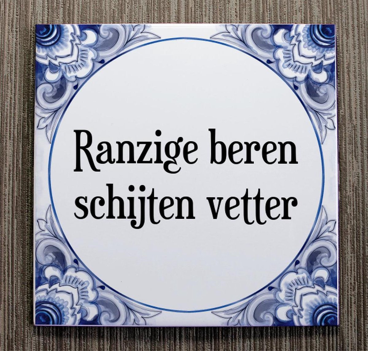 Tegeltje met Spreuk (Tegeltjeswijsheid): Ranzige beren schijten vetter ...