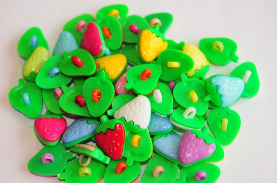 Leuke knopen in de vorm van een aardbei. 21x15 mm. Mix zakje van 50 ...