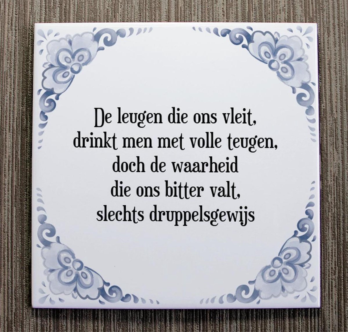 Tegeltje met Spreuk (Tegeltjeswijsheid): De leugen die ons vleit, drinkt men met volle... | bol.com
