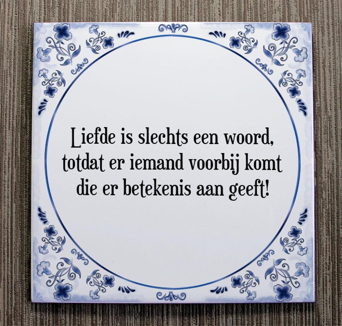 Tegeltje met Spreuk (Tegeltjeswijsheid): Liefde is slechts een woord, totdat er iemand... | bol.com
