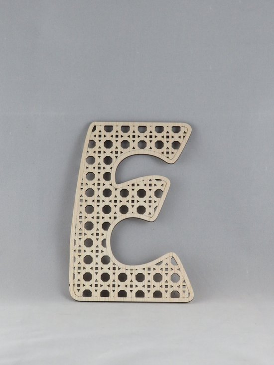 Houten letter E met rotan patroon | bol