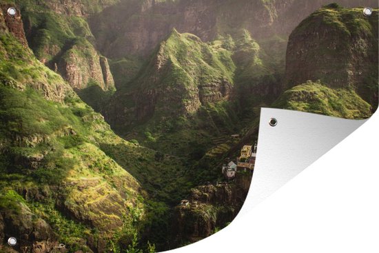 Une colonie sur un paysage de montagne verdoyant au Cap Vert affiche de ...