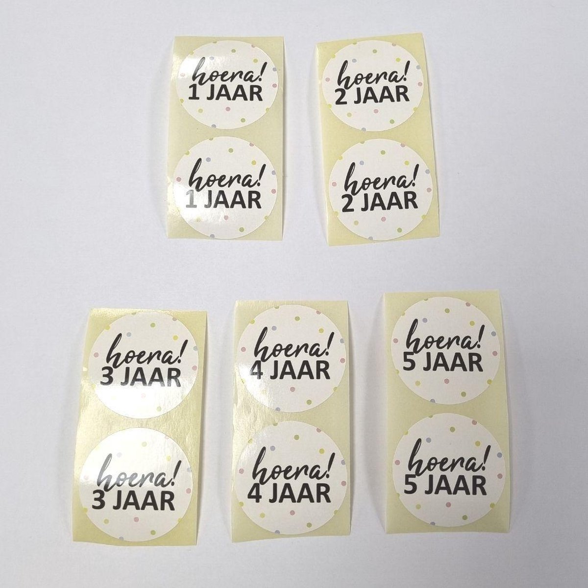 Traktatiesticker Hoera 2 jaar! - Cadeausticker Hoera - Wensetiket 2 jaar - rond 40mm -... | bol.com